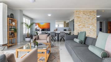 Apartamento, 4 quartos, varanda, vista para o lago | Sala