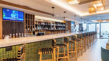 Apartamento, 4 quartos, varanda, vista para o lago | Bar (no alojamento)