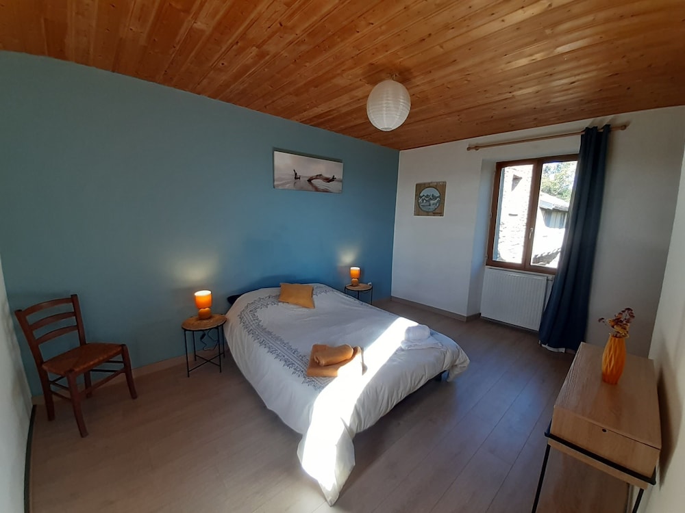 An eco-renovated house full of charm, a garden and a magnificent view ...