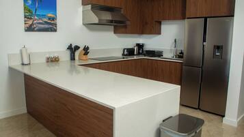 Apartamento de Luxo, varanda, vista para o mar | Cofre no quarto, cortinas/cortinados opacos, quartos insonorizados