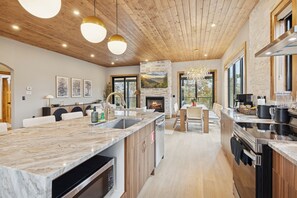 Sunshine Ridge - Luxury 4 BR cabin with Rooftop + Indoor Pool + Hot Tub ...