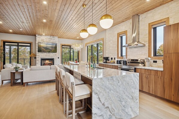 Sunshine Ridge - Luxury 4 BR cabin with Rooftop + Indoor Pool + Hot Tub ...