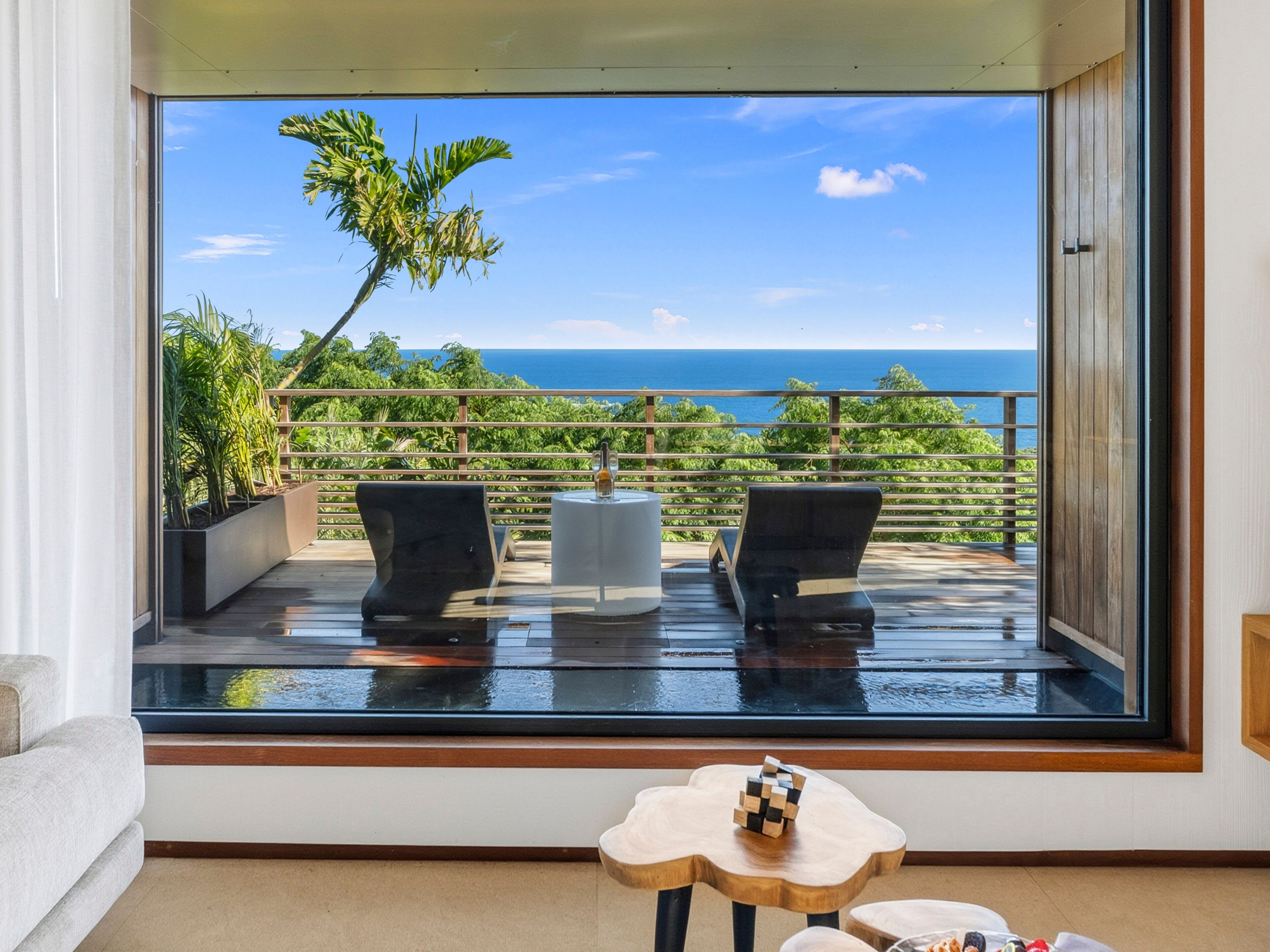 Bungalow Deluxe, vista para o oceano | Sala de estar | Smart TV de 43 polegadas com canais digitais 