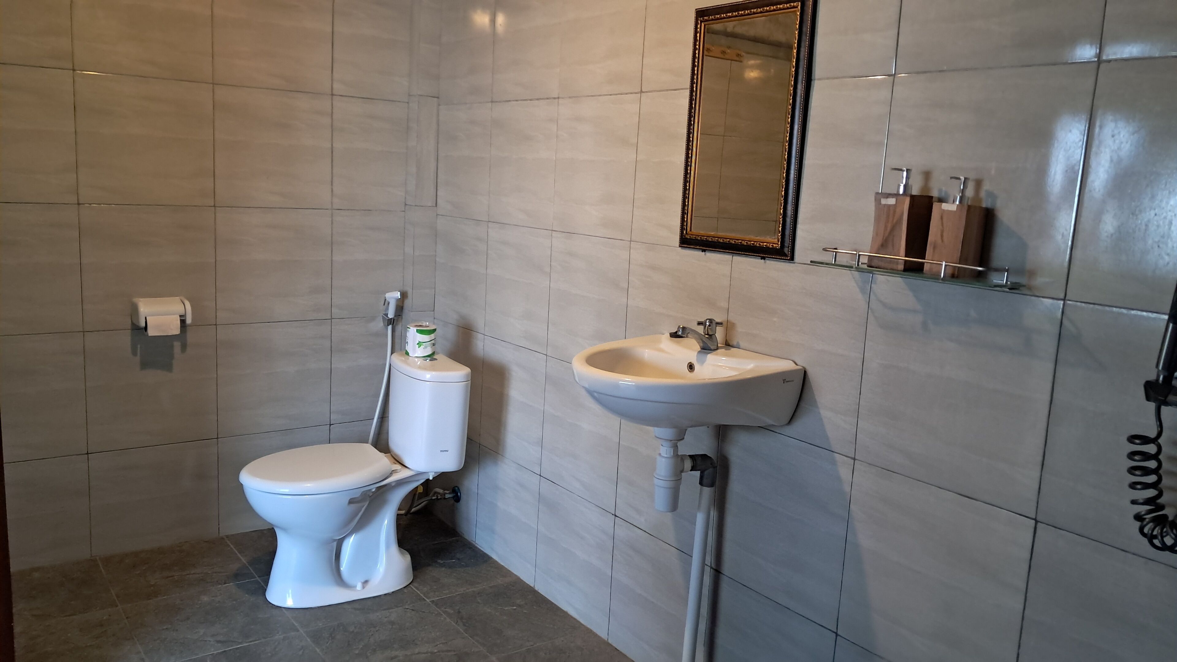 Artigos de higiene pessoal grátis, um secador de cabelo 