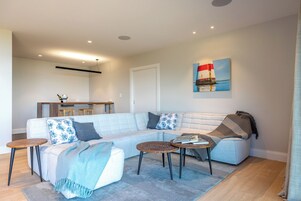 Apartamento Deluxe, vista para o oceano | Sala de estar | TV de ecrã plano 