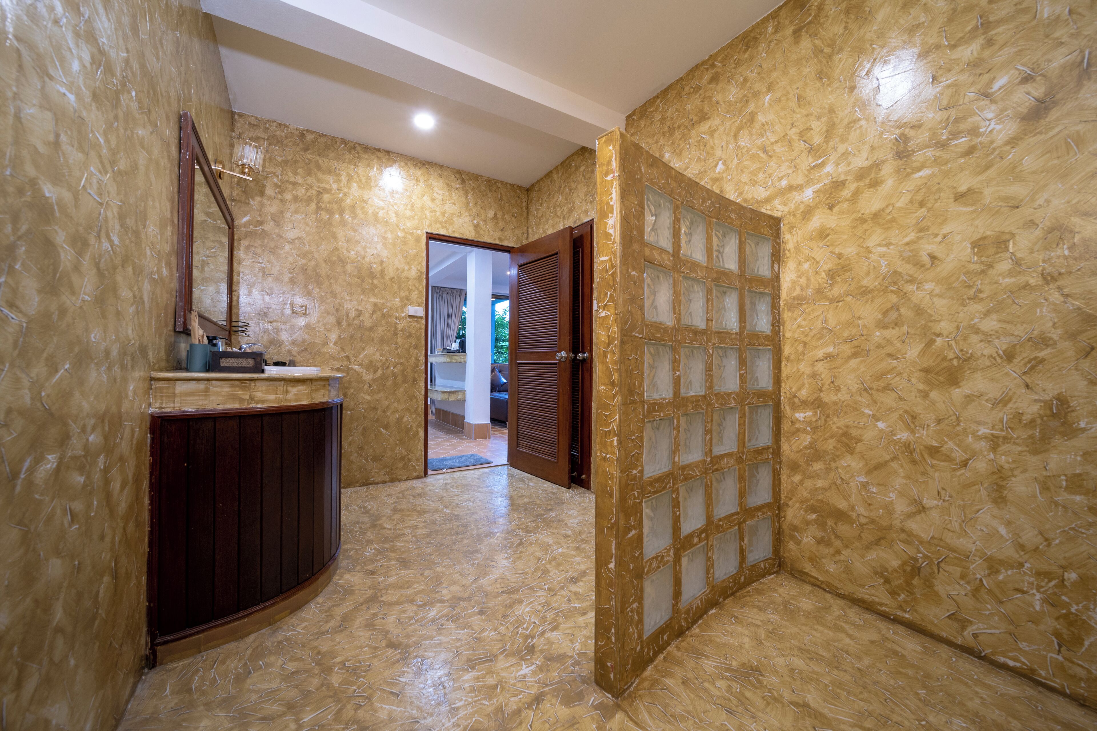 Quarto Duplo Deluxe, 1 cama de casal, vista para o jardim | Casa de banho | Artigos de higiene pessoal grátis, um secador de cabelo, roupões 