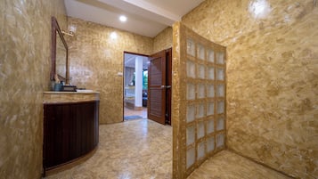 Quarto Duplo Deluxe, 1 cama de casal, vista para o jardim | Casa de banho | Artigos de higiene pessoal grátis, um secador de cabelo, roupões