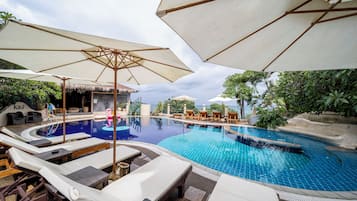 Piscina exterior, da(s) 10:00 à(s) 22:00, guarda-sóis, espreguiçadeiras