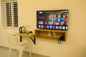 Estúdio família, vista para a cidade | Escrivaninha, espaço de trabalho para notebook, quartos à prova de som