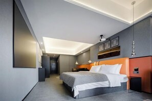 Quarto moderno com cama grande, estante embutida e design de teto único.