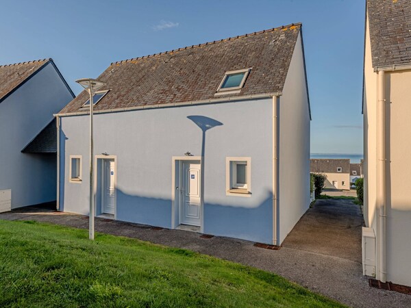 Cosy Seaside House With Private Pool - Plomodiern