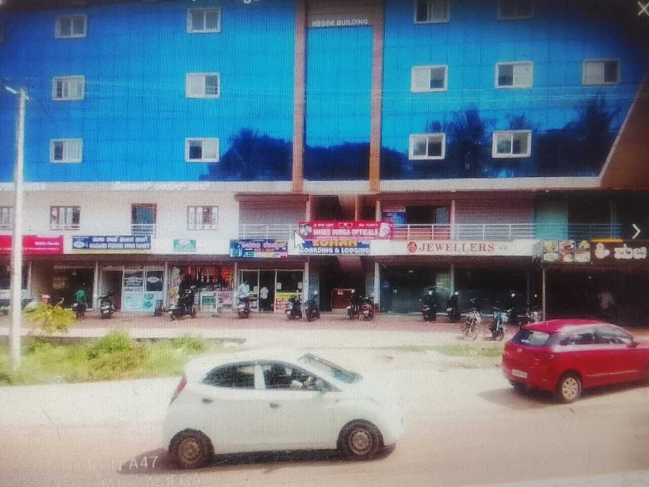 Um edifício com vários andares e lojas no térreo, incluindo uma joalheria.