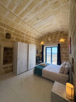 Quarto Duplo Deluxe, varanda, vista para o mar | Minibar, cofre no quarto, secretária 