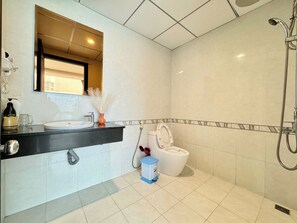 Apartamento Deluxe, 2 quartos, Vista para a cidade | Casa de banho | Um polibã, um chuveiro fixo, artigos de higiene pessoal grátis