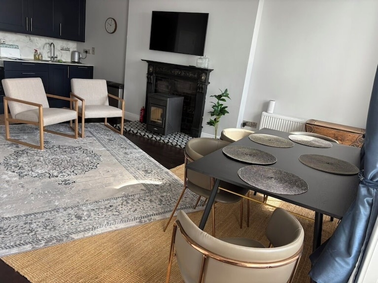 Renovated Historical Portumna Flat- Sleeps 8 - Clare County