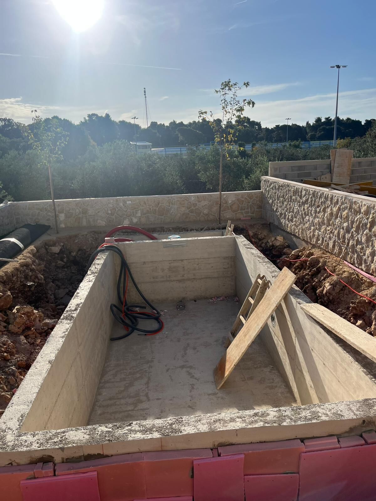 Piscina externa sazonal, espreguiçadeiras