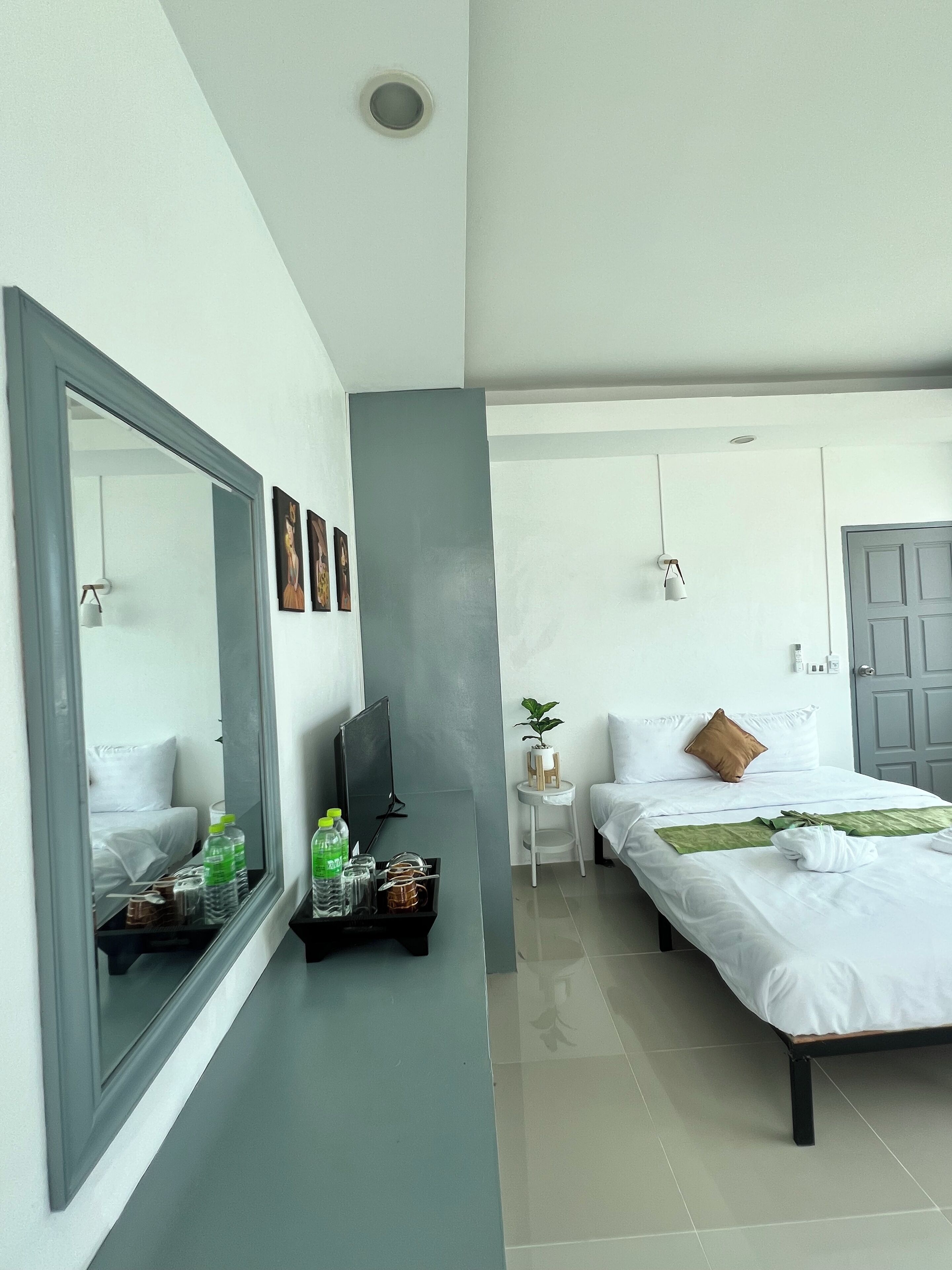 Quarto Duplo Deluxe | Secretária, secretária adequada para computadores portáteis 