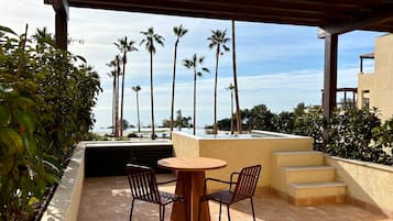 Quarto Duplo, piscina privativa, vista para o mar | Terraço/pátio interior