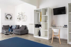 Quarto Quádruplo de Luxo, varanda | Cofre no quarto, secretária 