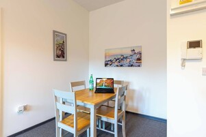 Apartamento, 1 quarto | Sala de jantar
