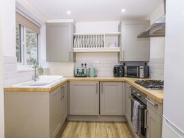 Casa de Campo | Cozinha privada | Um frigorífico, uma máquina de lavar louça, utensílios de cozinha 