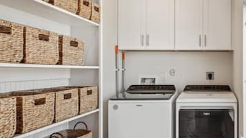 Casa, 3 quartos | Cozinha privada | Um frigorífico, um forno, uma cafeteira/bule, uma torradeira