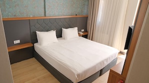 Quarto Standard | Secretária, secretária adequada para computadores portáteis