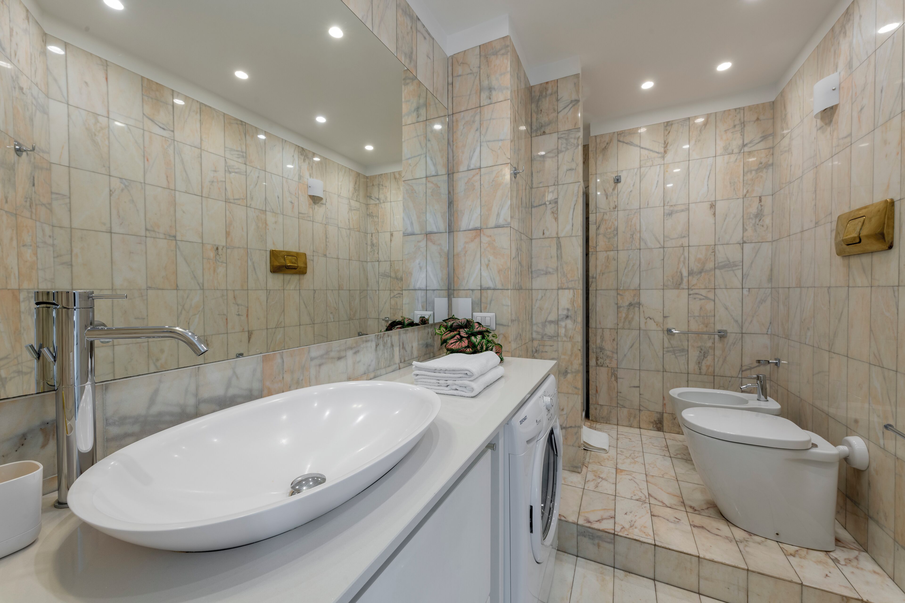 Suite Santo Stefano 1 | Casa de banho | Um polibã, um secador de cabelo, chinelos, toalhas fornecidas 