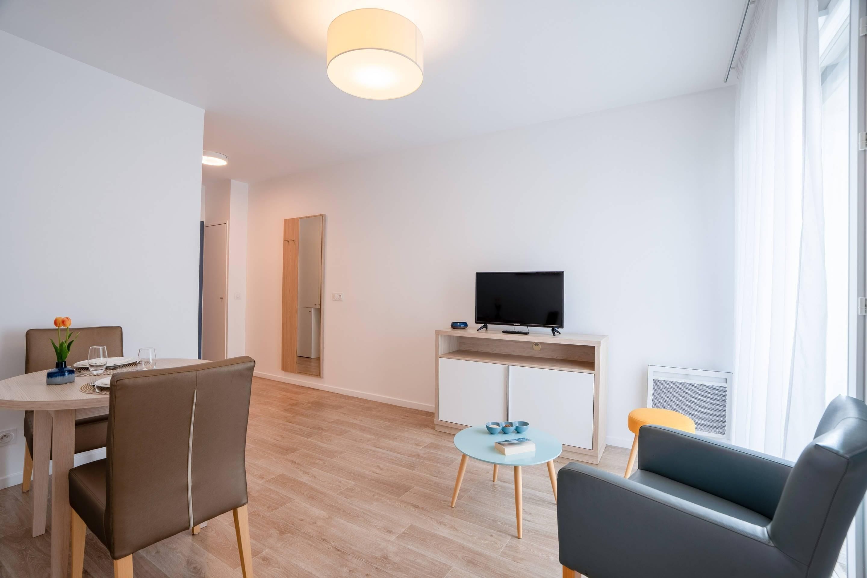 Quarto, 1 cama queen-size e sofá-cama, não fumadores (Upgrade) | Wi-fi grátis, roupa de cama fornecida 