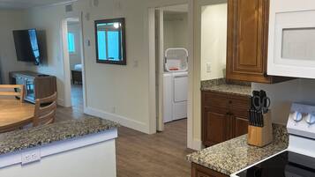 Um frigorífico, um micro-ondas, um forno, uma placa de cozinha