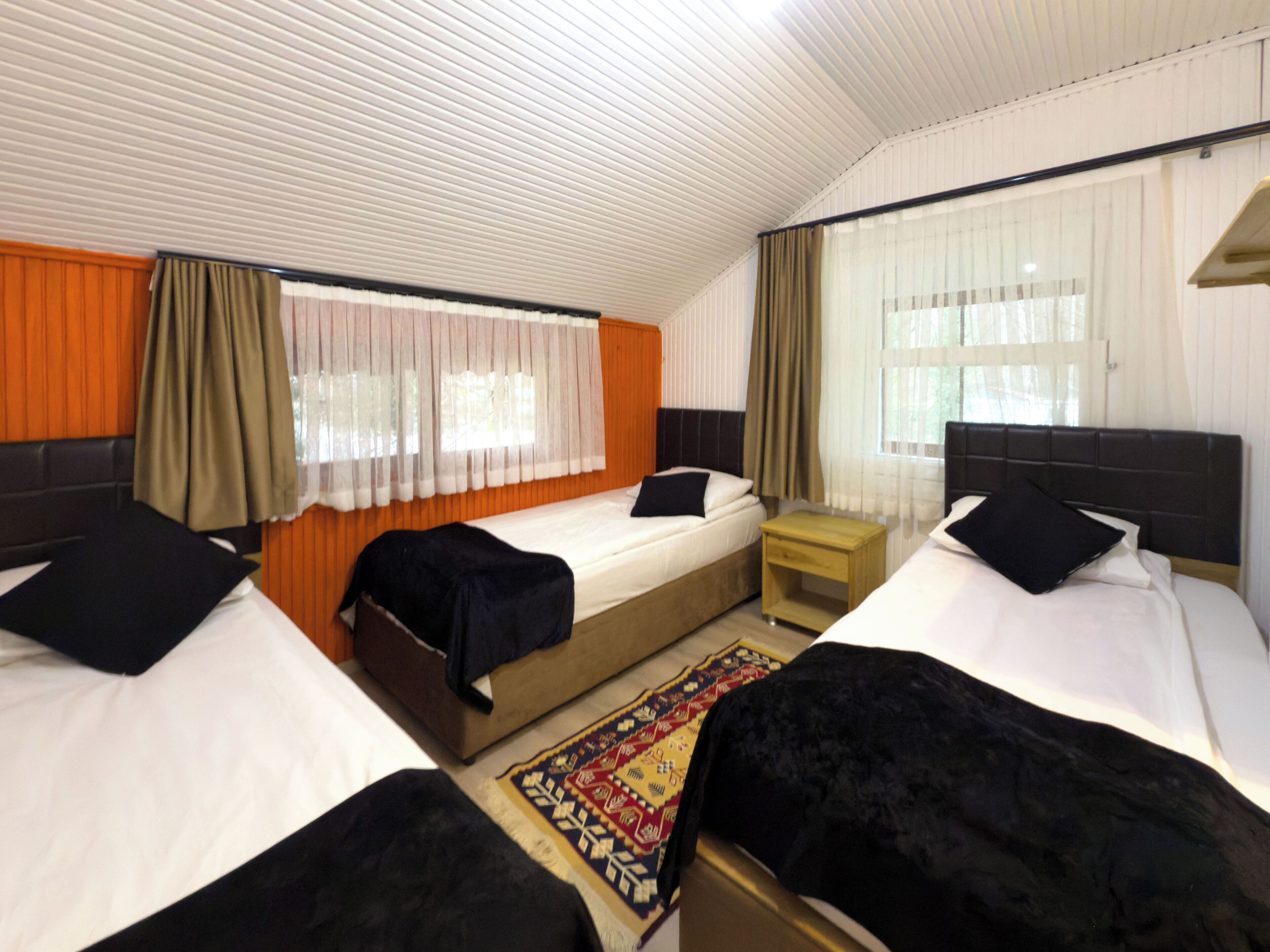 Bungalow Deluxe, varanda, vista para a montanha | Secretária, secretária adequada para computadores portáteis 