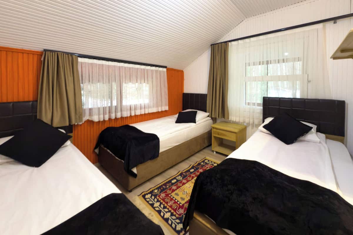 Bungalow Deluxe, varanda, vista para a montanha | Secretária, secretária adequada para computadores portáteis