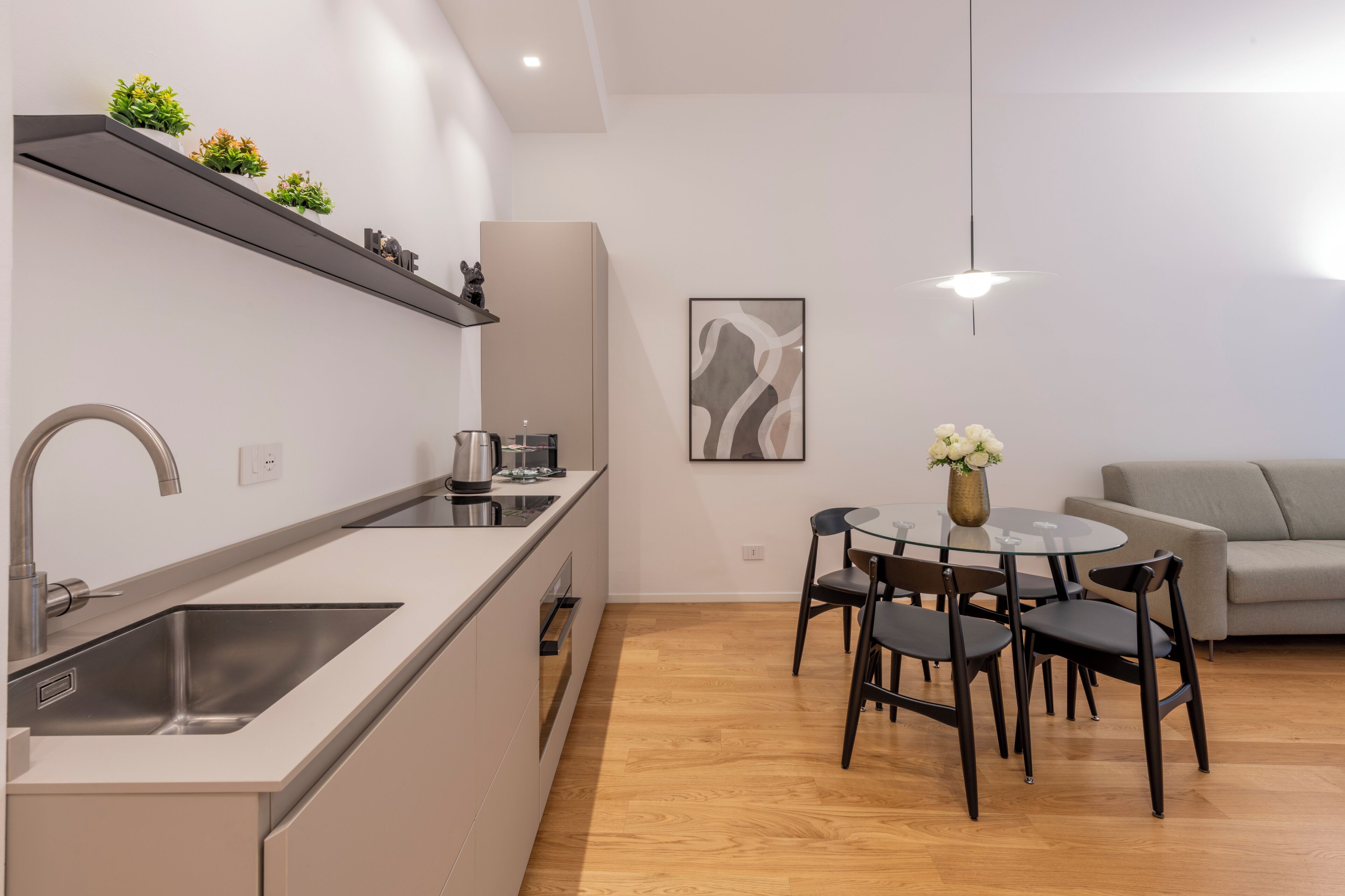 Suite Leonardo 1 | Cozinha privada | Geladeira grande, micro-ondas, fogão, cooktop