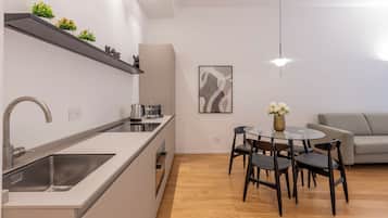 Suite Leonardo 1 | Cozinha privada | Geladeira grande, micro-ondas, fogão, cooktop