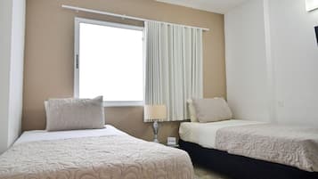 Quarto duplo standard | Frigobar, Wi-Fi de cortesia, roupa de cama