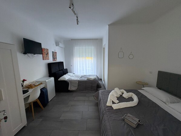 Quarto quádruplo luxo, sacada, vista para o parque | Escrivaninha, espaço de trabalho para notebook, Wi-Fi de cortesia