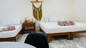 Suíte superior, vista para o pátio | Ferros/tábuas de passar roupa, Wi-Fi de cortesia