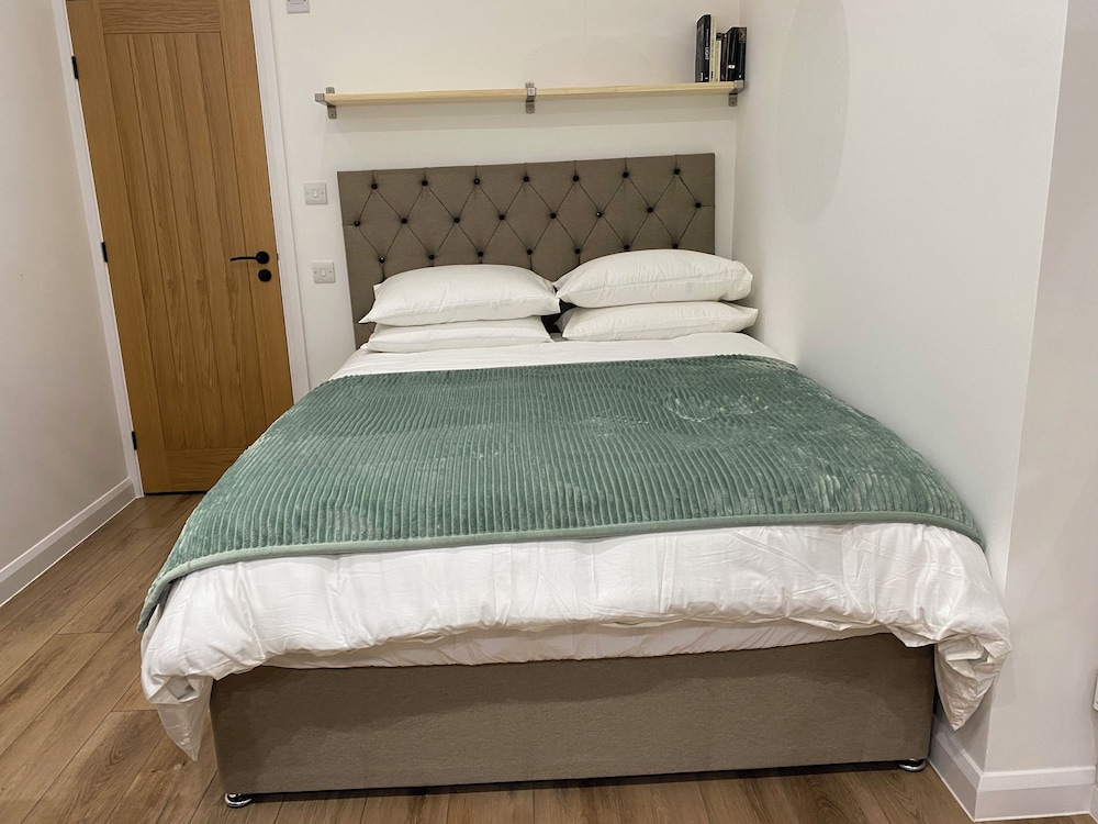 Modern Newly-Built Detached House with Self-Check-In, Ideal for a ...