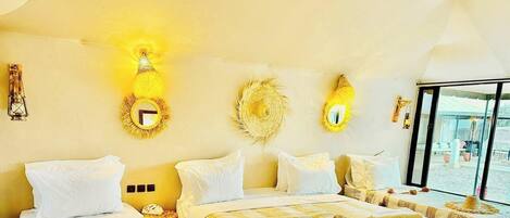 Quarto casal família, sacada, vista para o jardim | Escrivaninha