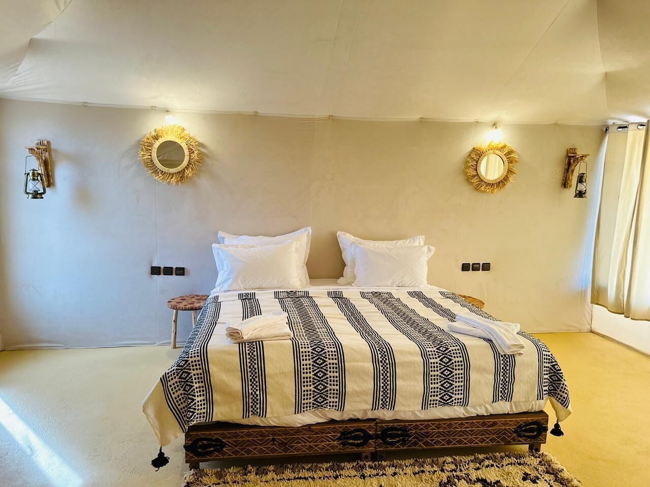 Quarto quádruplo conforto, sacada | Escrivaninha