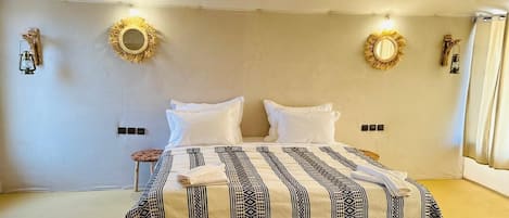 Quarto quádruplo conforto, sacada | Escrivaninha