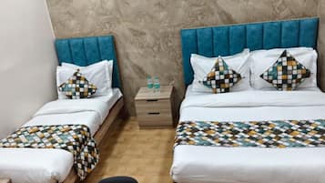 Quarto Triplo de Luxo, Vista para a cidade | Secretária, secretária adequada para computadores portáteis