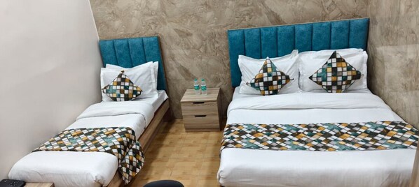 Quarto Triplo de Luxo, Vista para a cidade | Secretária, secretária adequada para computadores portáteis 