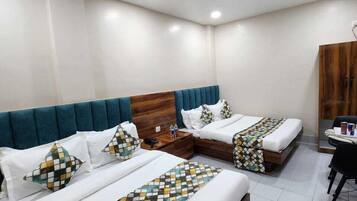 Quarto Triplo de Luxo, Vista para a cidade | Secretária, secretária adequada para computadores portáteis