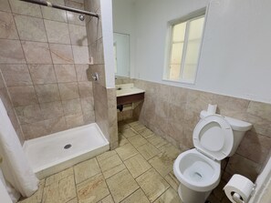 Quarto Duplo ou Twin | Casa de banho | Um polibã, toalhas fornecidas, sabão, champô 