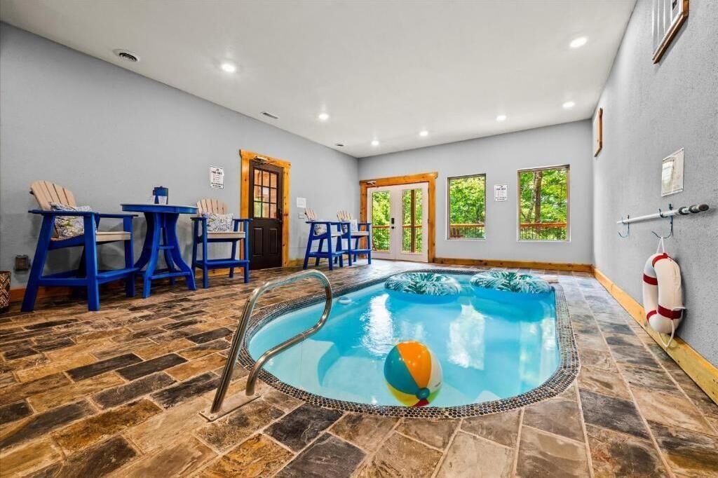 Piscina interior, piscina exterior sazonal 