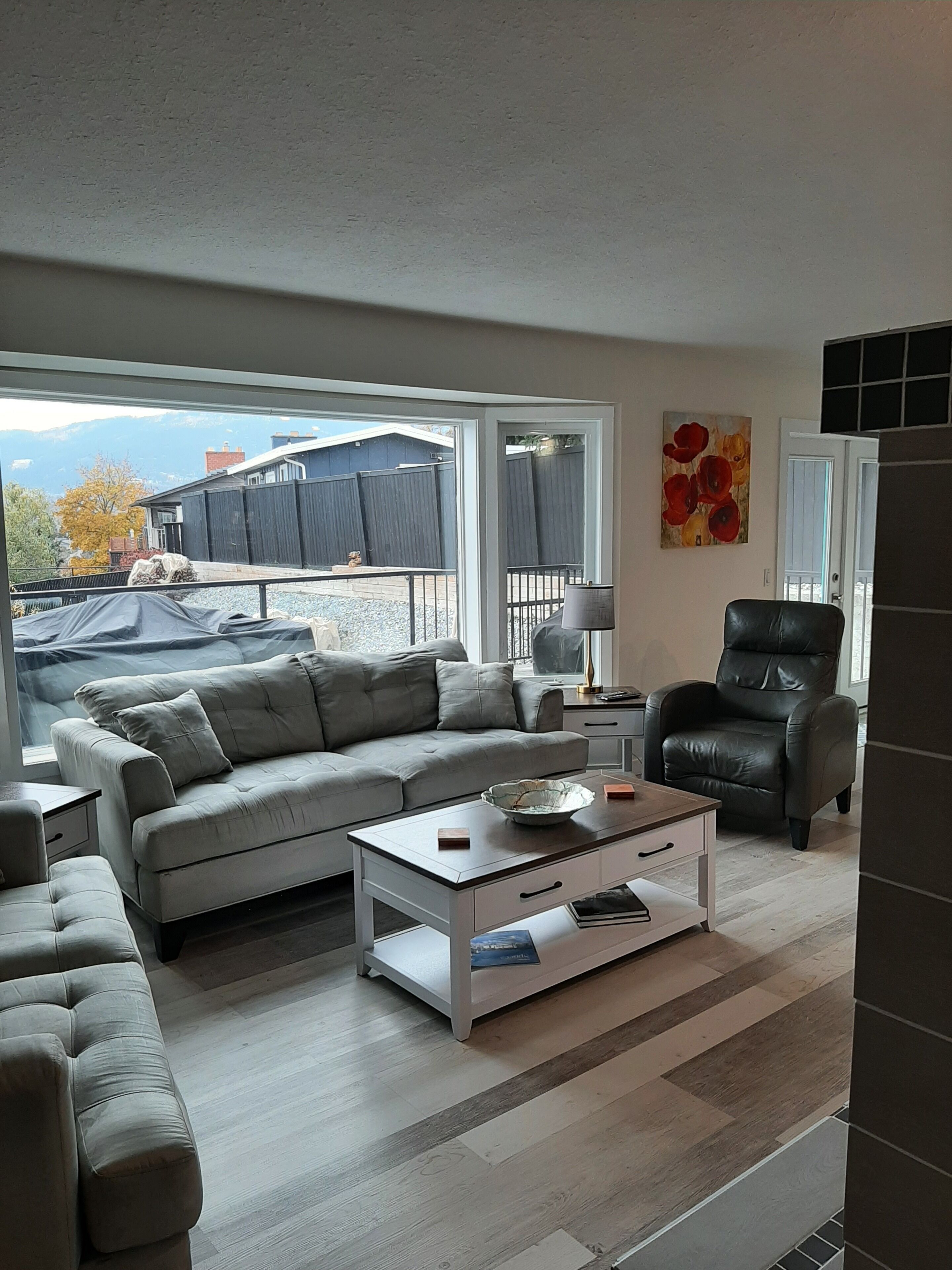 Relax At Reds Retreat On The Main (Upper) Level - Vernon