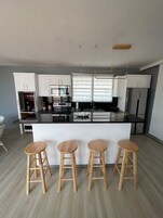 Um frigorífico/congelador grande, um micro-ondas, um forno 