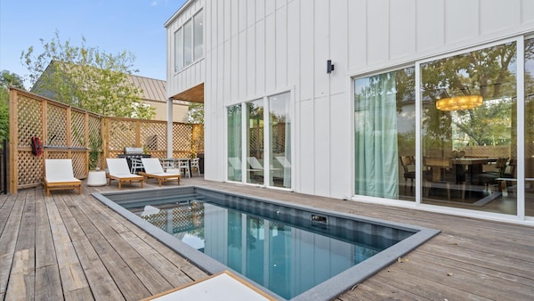 Luxury Group Retreat - Pool, Hot Tub, Ev Charger - Austin, TX