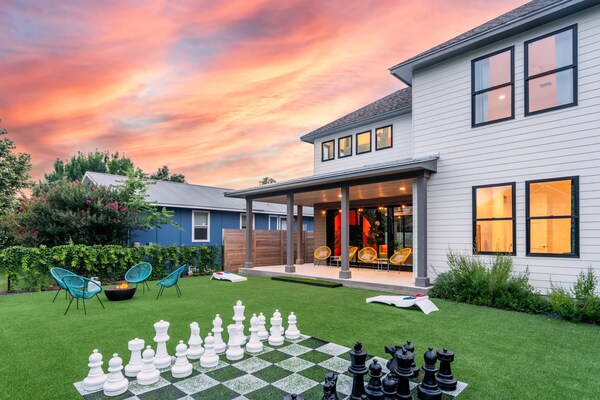 Group Getaway With Chess Garden And Firepit - Austin, TX